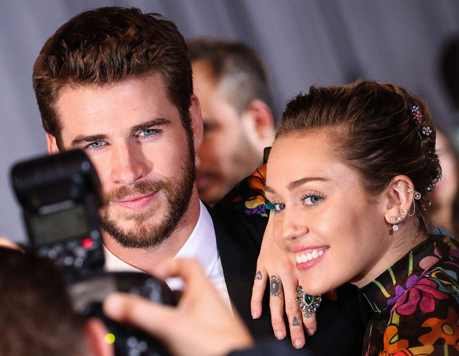 Miley Cyrus e Liam Hemsworth sul red carpet di Thor: Ragnarok